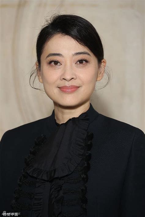 梅婷携女儿出席巴黎时装周 一身黑look端庄优雅气场十足 新浪图片