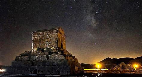 آرامگاه کوروش بزرگ که مقبره کوروش دوم هخامنشی ملقب به کوروش بزرگ یا