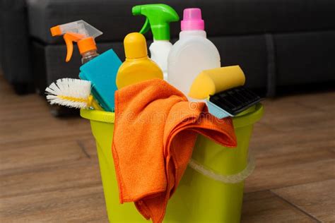Ein Gelber Eimer Mit Detergenzien Auf Dem Boden Das Ist Im Eimer Putzzeug Stockfoto Bild Von