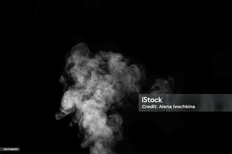 검은 색 배경에 고립 된 흰색 뜨거운 곱슬 증기 연기의 조각 신비한 할로윈 사진을 만듭니다 0명에 대한 스톡 사진 및 기타