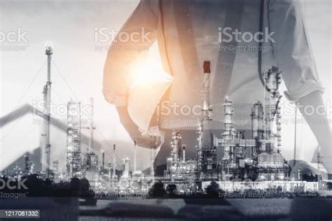 석유 산업 석유 및 가스 정유 공장 공정 건물 석유 제조 산업 배경과 공장 서비스 엔지니어의 이중 노출 엔지니어링 건설 화학
