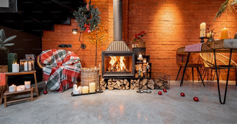 새해 연휴를 위해 장식된 실제 벽돌과 콘크리트 바닥이 있는 아름다운 로프트 스타일의 인테리어의 벽난로 공간 가정의 편안함의 개념 사진 Unsplash의 거실 이미지