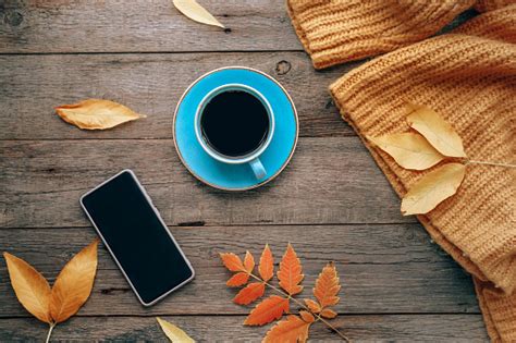 나무 가을 배경에 커피와 모바일 스마트폰 한 잔 차와 가을 노란 잎 공간을 복사합니다 가을에 대한 스톡 사진 및 기타 이미지 가을 플랫 레이 목재 재료 Istock