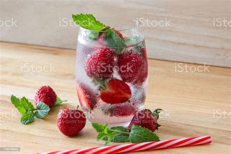 물을 만들기 위해 유리 과일에 얼음과 민트신선한 딸기 모히토 칵테일 감귤류 과일에 대한 스톡 사진 및 기타 이미지 감귤류 과일 고명 과일 Istock