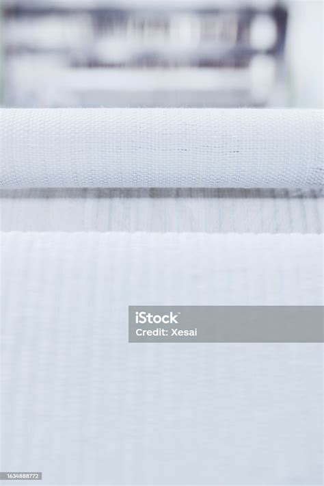 직조 직기 기계에서 실행되는 원사 스레드 라인의 매크로 세부 사항을 닫습니다 원사 스레드 라인 배경입니다 실 실 라인 감촉 텍스처 패브릭 배경 0명에 대한 스톡 사진 및