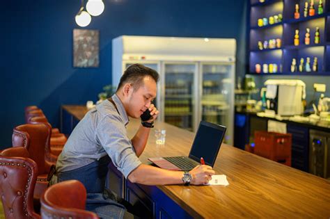 아시아 남자 바리스타 착용 앞치마 이야기 및 받는 고객 에 카페 고객에 대한 스톡 사진 및 기타 이미지 고객 남자 남자들만 Istock