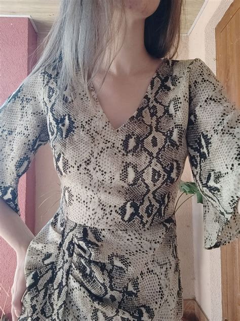 Міні сукня плаття в зміїний принт з широкими рукавами вирізом на нозі 155 грн Повсякденні