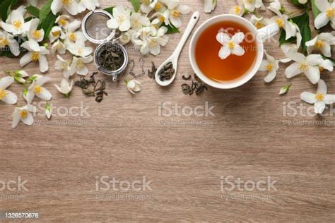나무 테이블에 향기로운 재스민 차와 신선한 꽃 평평한 평지 의 컵 텍스트 공간 0명에 대한 스톡 사진 및 기타 이미지 0명 건강한 생활방식 건강한 식생활 Istock