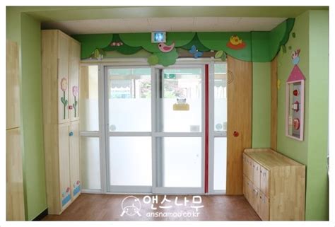 유치원현관벽면장식나무장식현관문꾸미기현관문리폼나무벽면장식현관환경구성현관환경꾸미기벽면꾸미기교실환경꾸미기나무포인트벽꾸미기우드캐릭터수납장 네이버 블로그