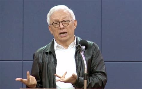 【曹兴诚放弃新加坡国籍 称同台湾在一起】台媒31日消息联华电子创办人曹兴诚将放弃新加坡国籍恢复“中华民国国籍”并于9月1日上午在台立法院