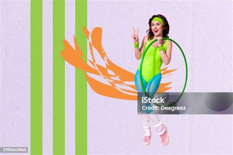 서식 파일 스케치 이미지 복합 아트워크 콜라주 젊은 여자 대 미소 두 손가락 두 손가락 안녕하세요 제복 코치 스포티한 훈련 쓸데없는 20 24세에 대한 스톡 사진 및 기타