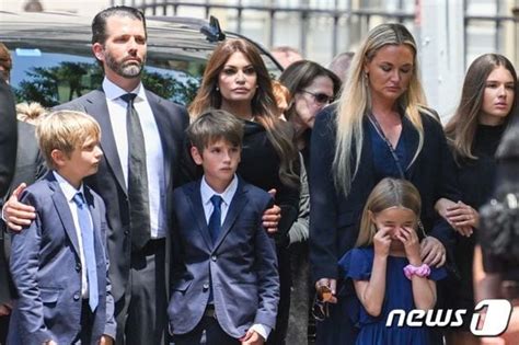 [사진] 친어머니 장례식 참석한 트럼프 주니어와 가족 뉴스1