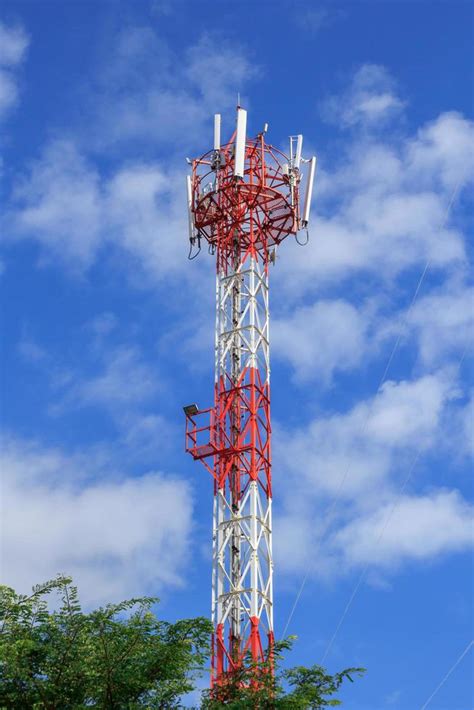 Torre De Comunicaciones Con Hermoso Cielo Azul 6432991 Foto De Stock En