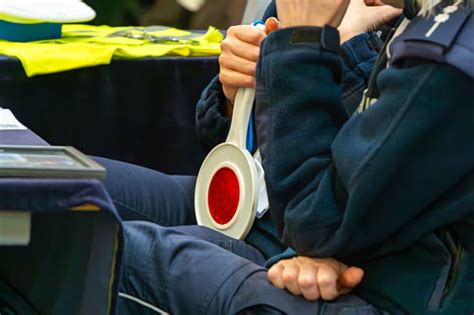 차량을 멈추고 교통을 안내하기 위해 막대 사탕을 들고 있는 경찰관들 손에 교통 통제 방패를 들고 있는 여경 제복을 입은 폴란드 경찰 감시에 대한 스톡 사진 및 기타 이미지