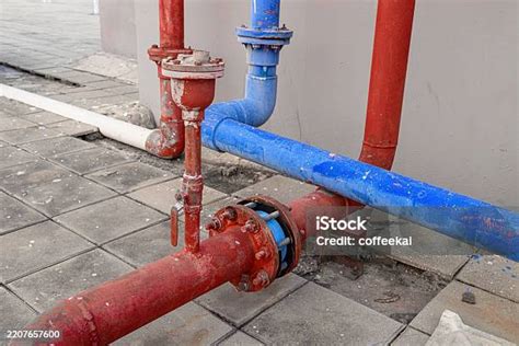 오래 된 그런지 야외 물 연결 파이프 급수 시스템 함께 연결 녹슨 지저분한 풍화 0명에 대한 스톡 사진 및 기타 이미지 0명 건설 산업 게이트 Istock