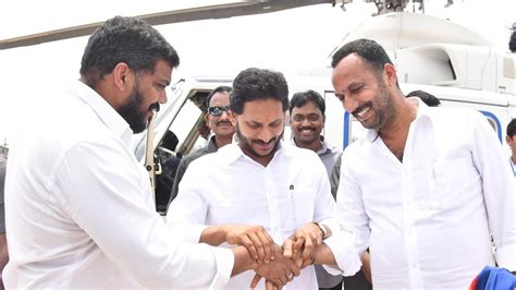 Andhra Pradesh ధిక్కారమా లేక పంతమా సీఎం జగన్ మాట వినని భక్తుడు ఏపీ రాజకీయాల్లో ఇదో హాట్