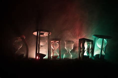 시간 개념입니다 모래 시계 시계와 뜨거운 노란색 주황색 빨간색 파란색 감기로 다시 조명 어두운 배경에 연기의 실루엣 0명에 대한 스톡 사진 및 기타 이미지 Istock