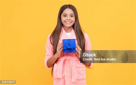 편안한 잠옷 또는 가정 목욕 가운 행복하다고 느끼는 십대 소녀 어린 시절의 행복 Fashion Show에 대한 스톡 사진 및 기타 이미지 Fashion Show 감정