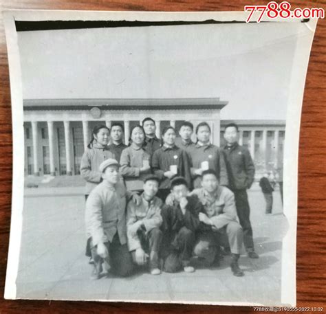 男女学生们手持红宝书在人民大会堂合影留念老照片老照片幽莲魅月【7788收藏】