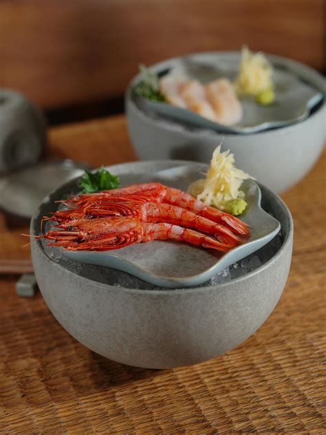 갑각류 균형 잡힌 식단 날 것 단백질 도자기 그릇 럭셔리 다이닝 레스토랑 맛 멋을 아는 모던 다이닝 미식가 별미 사시미 사이드 조미료 새우