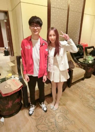 Faker直播间翻译“胖圆”露脸，网友：名如其人，真的很圆赛场