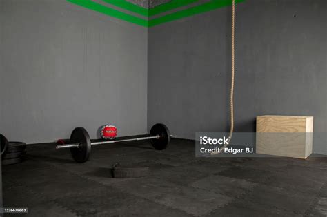 체육관에서 웨이트 플레이트 의학 공 상자 및 밧줄이있는 올림픽 바 0명에 대한 스톡 사진 및 기타 이미지 0명 건강한 생활방식 교차 훈련법 Istock