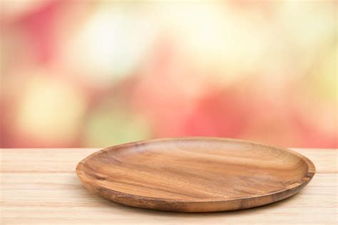빈 나무 트레이 위에 위에 관점 나무 테이블에 배경 흐림 사용할 수 있는 모의 몽타주 제품에 대 한 표시 또는 레이아웃 디자인 0명에 대한 스톡 사진 및 기타 이미지