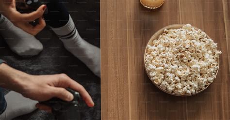 음료와 케이크가 있는 테이블에 앉아 있는 두 사람 사진 Unsplash의 게임 이미지