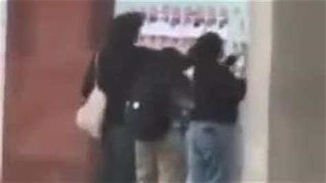 دانشجویان دانشگاه نیویورک پوسترهای حاوی اطلاعات و تصاویر اسرای اسرائیلی