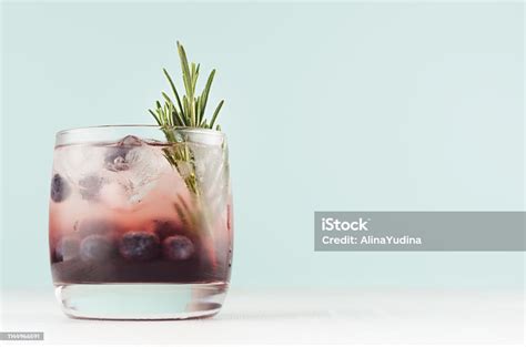 신선한 여름 육즙 칵테일 유리에 얼음 조각 블루 베리 로즈마리 현대 청소년 인테리어에 파스텔 부드러운 민트 색상과 흰색 나무