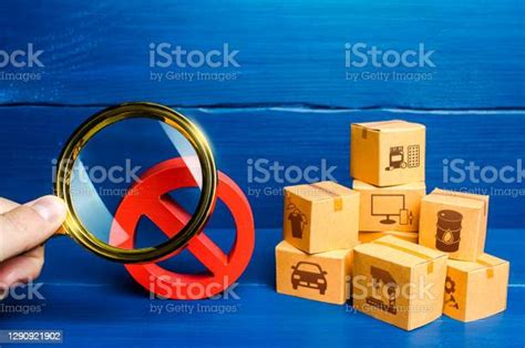 돋보기가있는 남자는 상자 근처에 빨간색 금지 기호 없음을 검사합니다 제재 또는 금수 조치로 인한 피해 평가 제한적인 조치의 효과 외국 상품으로부터 국가 생산자 보호 생활
