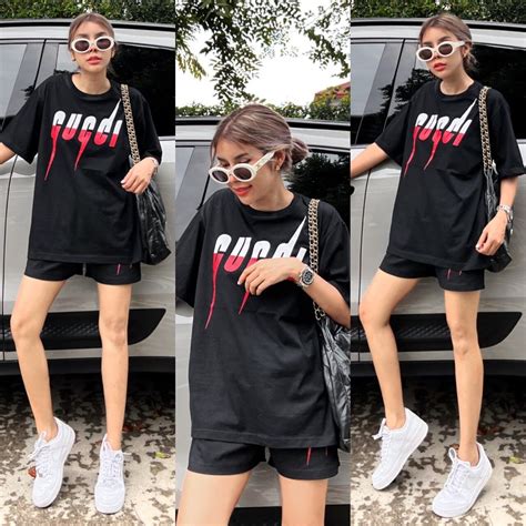 Set เสื้อยืดแขนสั้น ทรง Oversize สกรีน มาพร้อมกับกางเกงขาสั้นทรงปล่อย มีกระเป๋าล้วงข้าง ชุดเซต