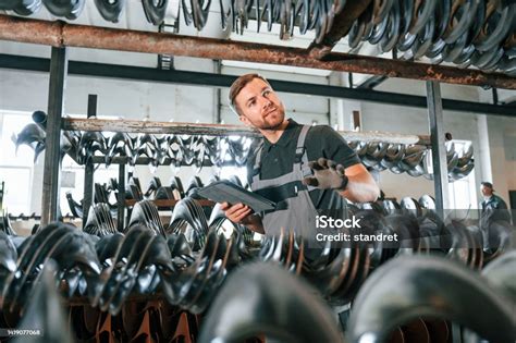 태블릿이있는 관리자 제복을 입은 남자는 농업 기술의 세부 사항을 개발하는 워크 스테이션에 있습니다 25 29세에 대한 스톡 사진 및 기타 이미지 Istock