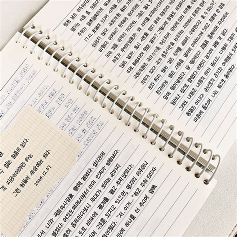 메모네비 독서 • 기록 • 북스타그램 방법을 공유해 드리면서 독서노트 사진은 잘 안 올렸던 것 같아서 오랜만에 공유해봅니당 노트에 쓴 것도 있고 독서노트에 쓰기