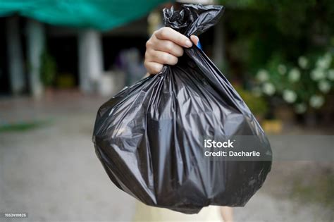 자원 봉사 자선 여성 공원 자원 봉사 개념 재사용 및 자원 봉사 도움 청소를 위해 재활용을 위해 쓰레기 검은 가방과 플라스틱 병