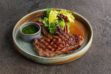 Стейк Нью-Йорк с салатом микс и соусом чимичурри – Ресторан ЛЕСОПИЛКА ...