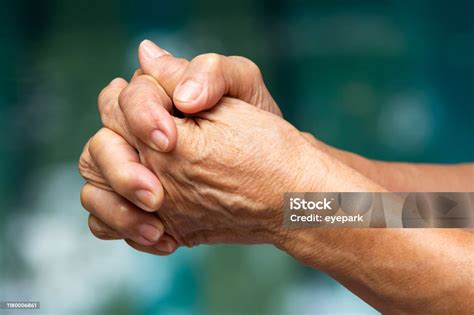 시니어 여성의 손을 잡고 기도 보케 블루 수영장 클로즈업 및 매크로 샷 선택적 초점 아시아 몸 피부 부분 신체 언어 느낌 종교 개념 고독 부정적인 감정 표현에 대한 스톡