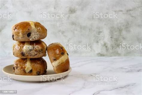 갓 구운 수제 부활절 핫 크로스 만두의 스택 이미지 대리석 효과 배경 홈 베이킹 개념 전경에 초점 복사 공간 십자형 찍은 롤빵에 대한 스톡 사진 및 기타 이미지 Istock