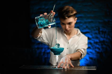 여자 바텐더는 유리에 컵을 혼합에서 능숙하게 블루 칵테일을 부어 각얼음에 대한 스톡 사진 및 기타 이미지 각얼음 강철 광학 작용 Istock