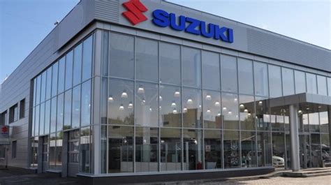 Автомобили Suzuki не самые популярные заехал в салон рассказываю какие машины стоят в салоне и