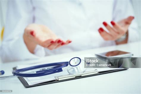 청진 기 의료 처방전 형태는 의사와 환자 논의 건강 시험 결과의 배경에 대해 거짓말을 하는 개념에 대한 스톡 사진 및 기타 이미지 Istock