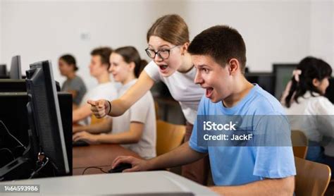 교실에서 Pc로 컴퓨터 과학을 공부하면서 프로젝트의 끝을 즐기는 행복한 학생들 컴퓨터에 대한 스톡 사진 및 기타 이미지 컴퓨터 학생 학습 Istock