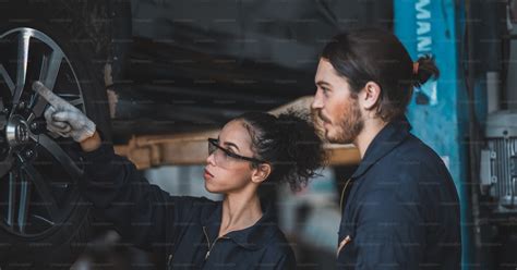 자동차 엔진 서비스에 관한 정비사 업무의 배경 자동차 차고에서 자동차를 유지 보수 또는 수리하는 자동차 작업을 하는 기술자