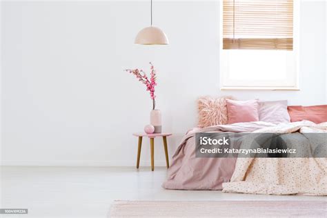 침대 위의 창에 있는 꽃 핑크 파스텔 침실 인테리어에 테이블 위에 램프 실제 사진 침실에 대한 스톡 사진 및 기타 이미지 침실 분홍 침대 Istock