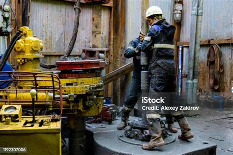 해양 석유 굴착 작업자는 유정 플랫폼에서 천공 오일 및 가스를 위한 도구와 장비를 준비합니다 드릴 파이프 연결을 구성합니다 스탠드 사이의 드릴 파이프 연결에 대한 뷰입니다