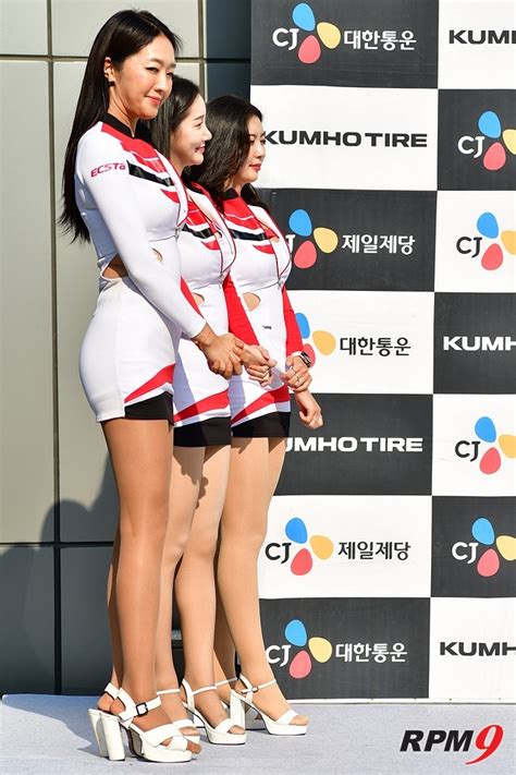 [포토] ‘포디움의 영광을 함께 엑스타레이싱 모델 Rpm9 전자신문엔터테인먼트