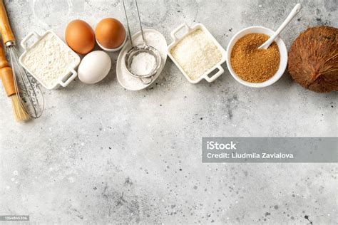 코코넛 쿠키 또는 가벼운 회색 요리 배경에 달콤한 패스트리에 대한 재료 위쪽 보기 가루 설탕에 대한 스톡 사진 및 기타 이미지 가루 설탕 건강한 생활방식 건강한