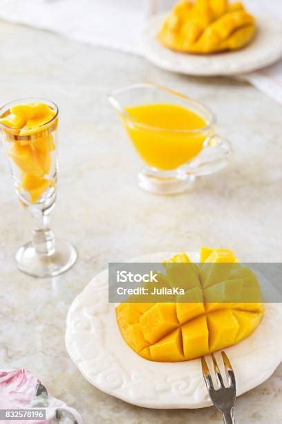 망고 주스와 망고 과일 큐브 흰색 콘크리트 바탕에 퓌 레 열 대 과일 개념입니다 채식주의 음식 0명에 대한 스톡 사진 및 기타 이미지 Istock