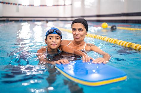 수영장에서 선생님과 함께 수영을 배우는 소녀의 초상화 수영 동작 활동에 대한 스톡 사진 및 기타 이미지 수영 동작 활동 강사 교습 Istock