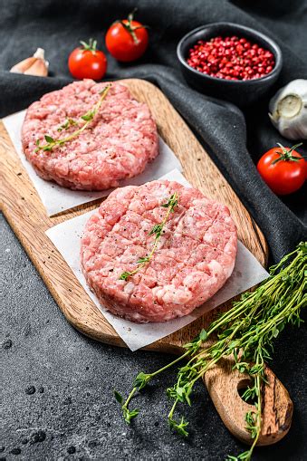 생 닭 패티 도마에 지상 고기 커틀릿 유기농 다진 검은 색 배경 위쪽 보기 0명에 대한 스톡 사진 및 기타 이미지 0명 가루로 빻은 건강한 식생활 Istock